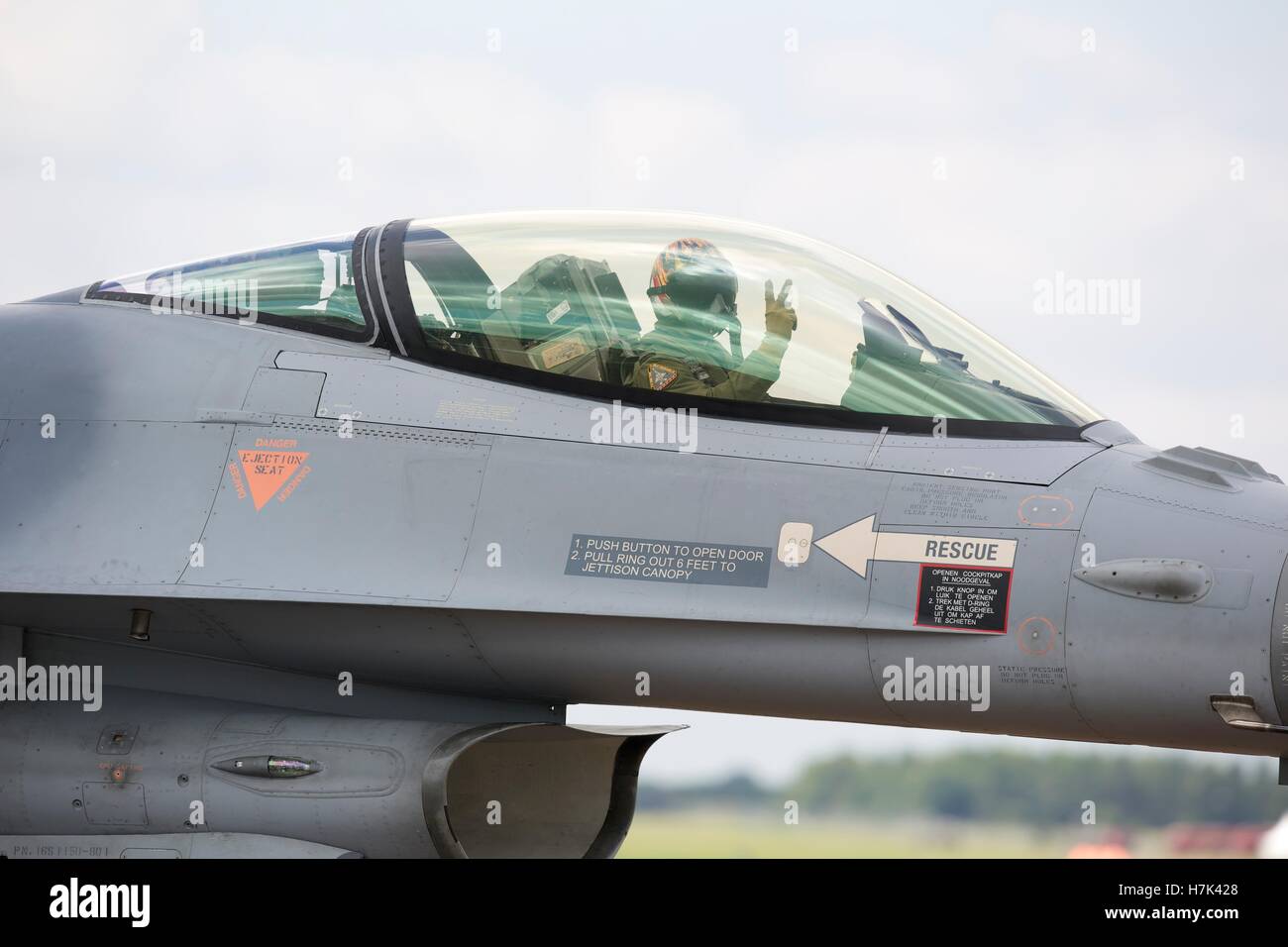 F 16 pilot hi-res stock photography and images - Alamy