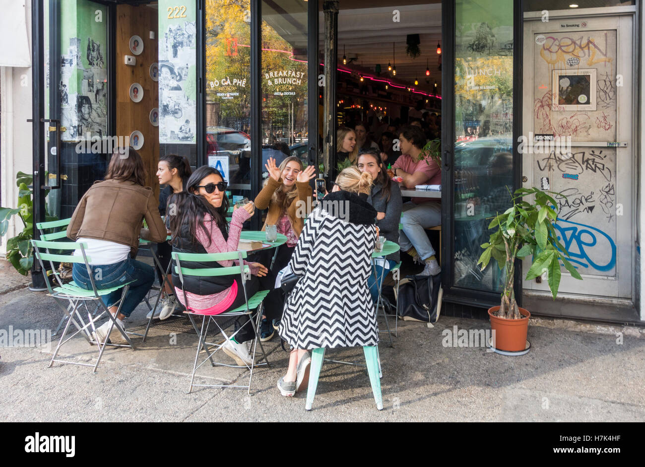 Young women at an outside table at a SoHo cafe in New York City Stock ...