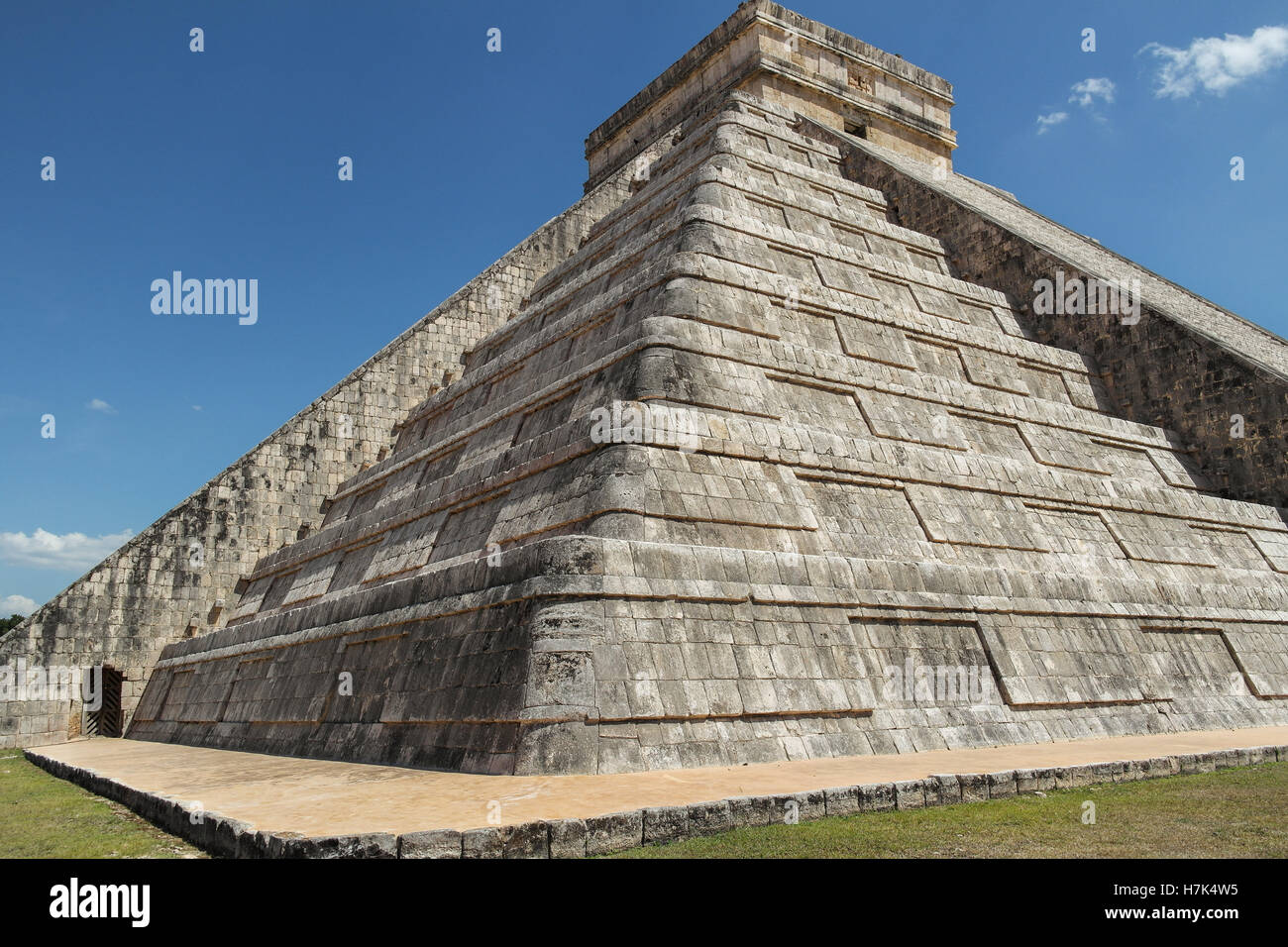 Kukulkan Pyramid, Maya temple in Chichen Itza, Yucatan - Mexico Stock ...
