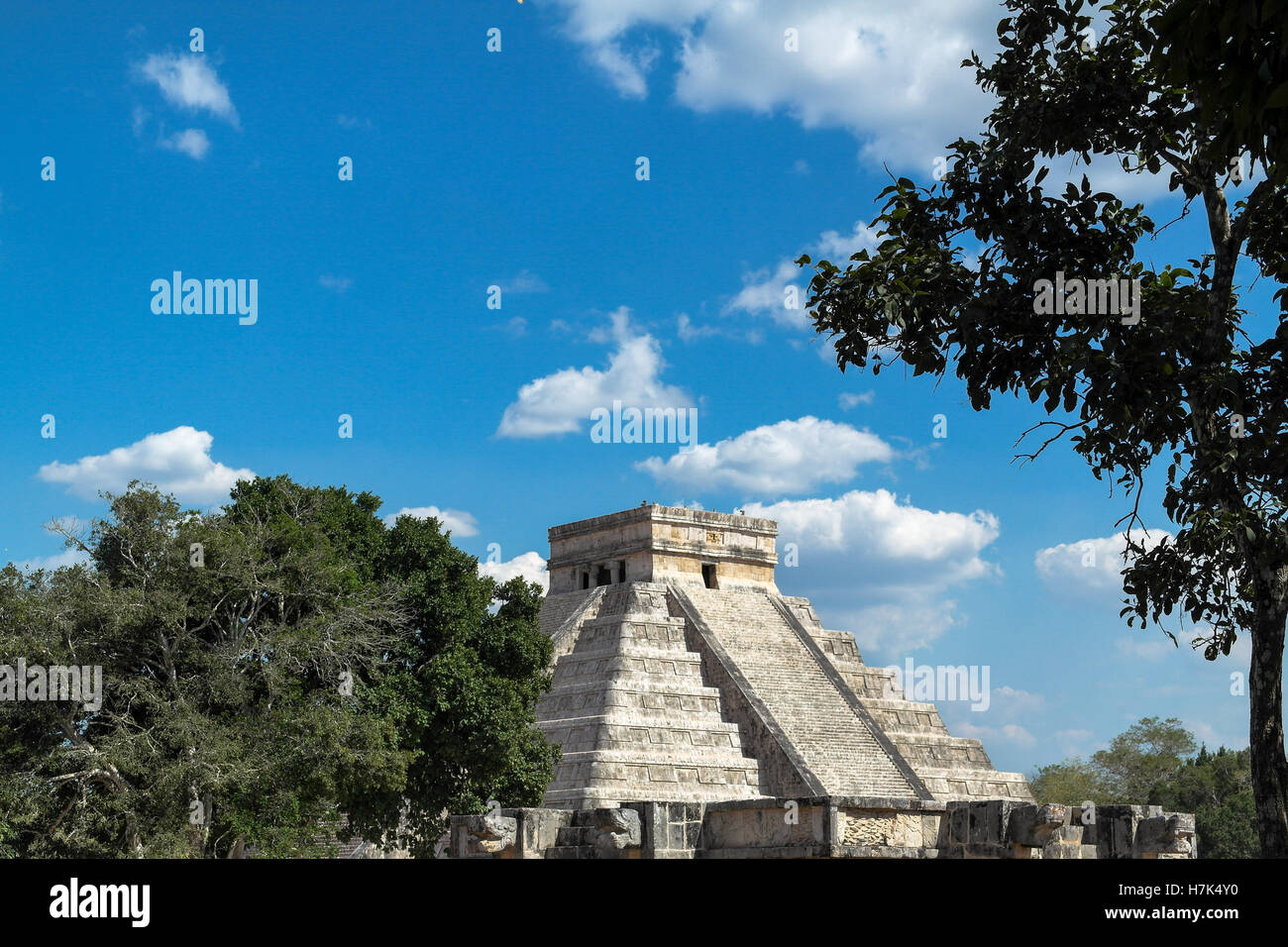 Kukulkan Pyramid, Maya temple in Chichen Itza, Yucatan - Mexico Stock ...