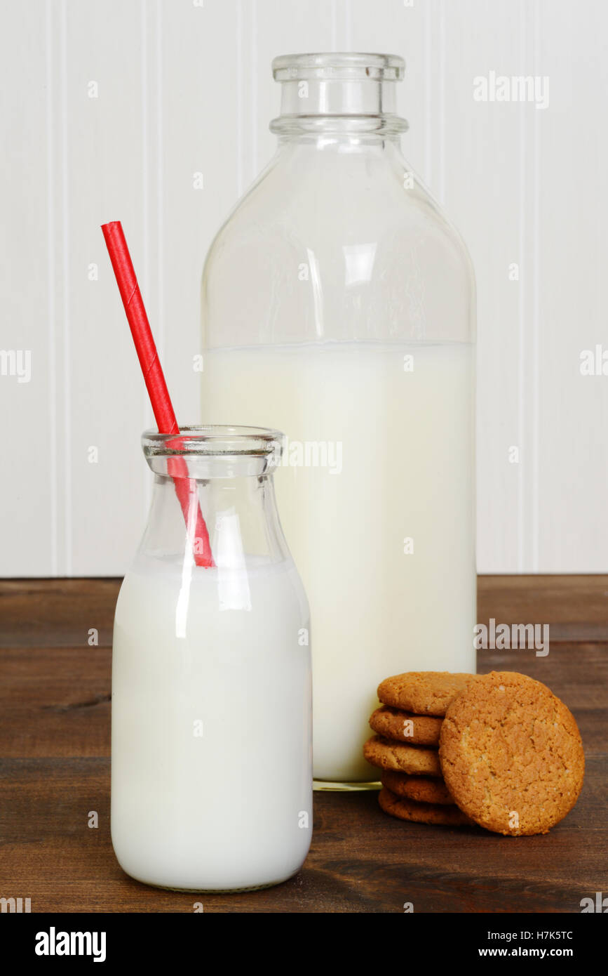 closeup milk and cookies Stock Photo - Alamy