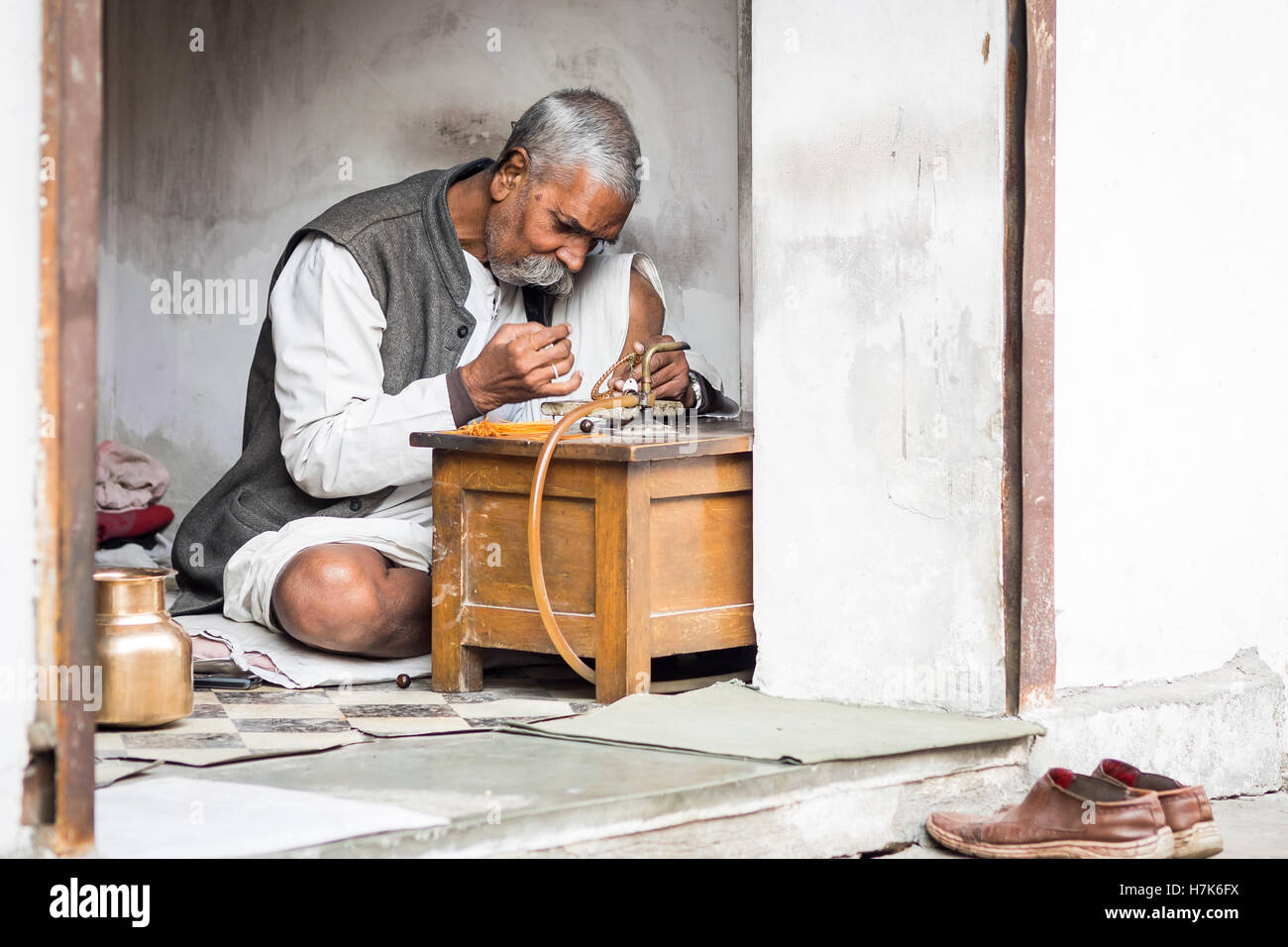 A goldsmith in the streets of Jaipur, India Stock Photo - Alamy