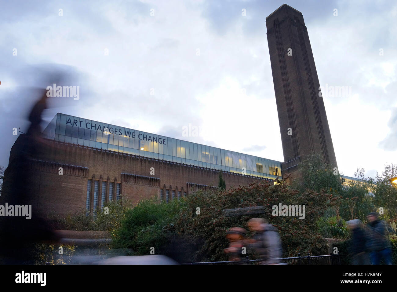 Tate modern exterior hi-res stock photography and images - Alamy