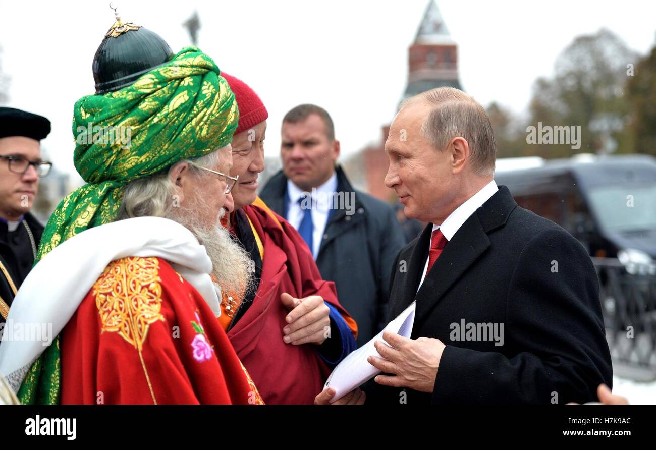 Russian President Vladimir Putin speaks with Chief Mufti Talgat ...