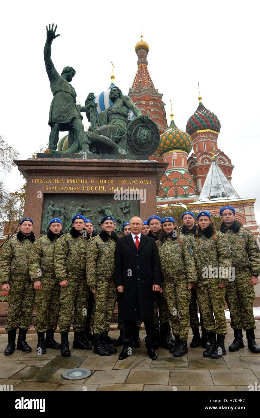 Vladimir putin soldiers group photo hi-res stock photography and images ...