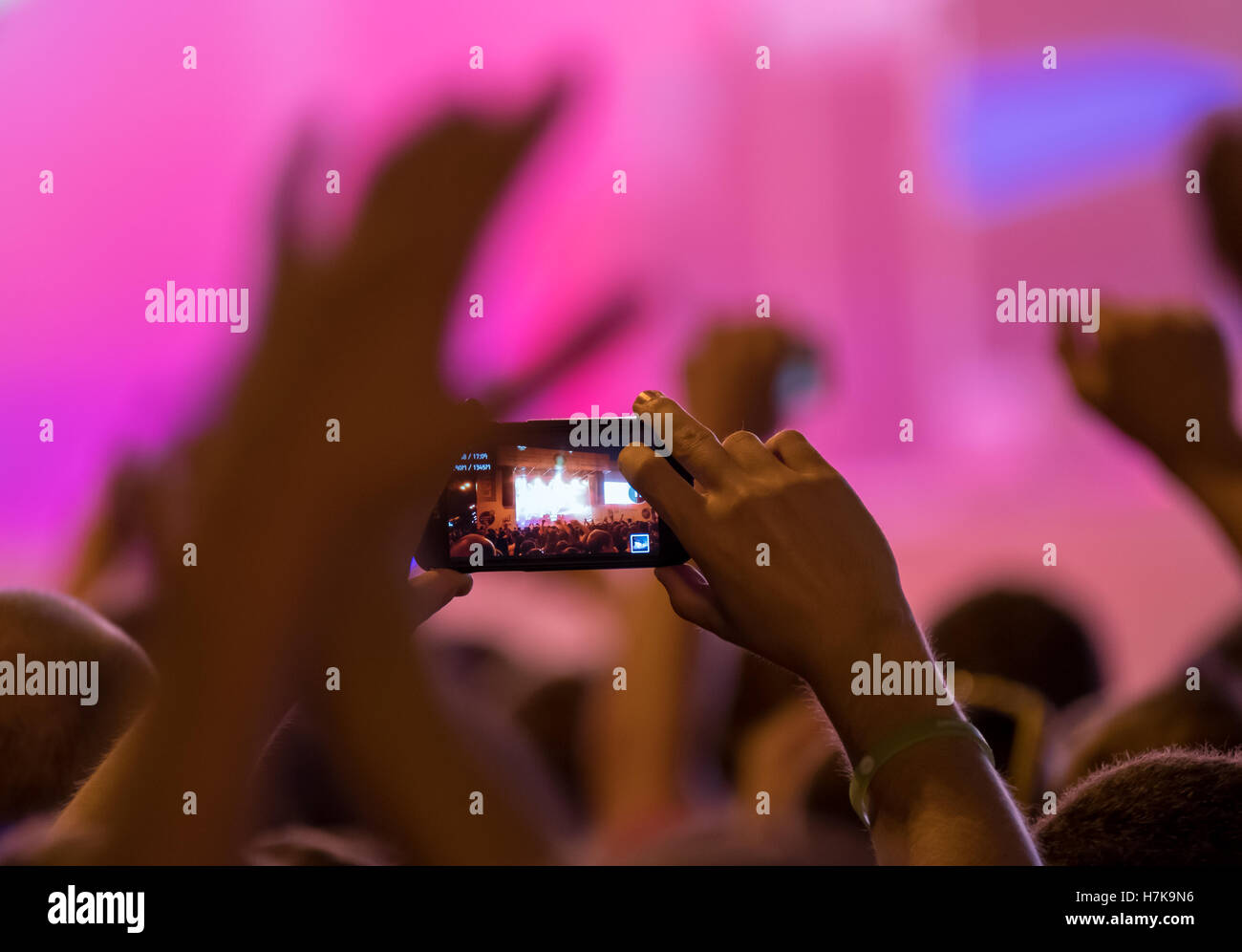 Live smartphone hi-res stock photography and images - Alamy