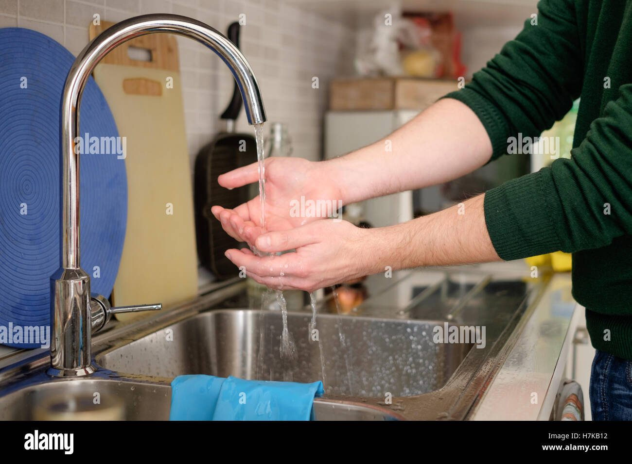 Man wash dishes hi-res stock photography and images - Alamy