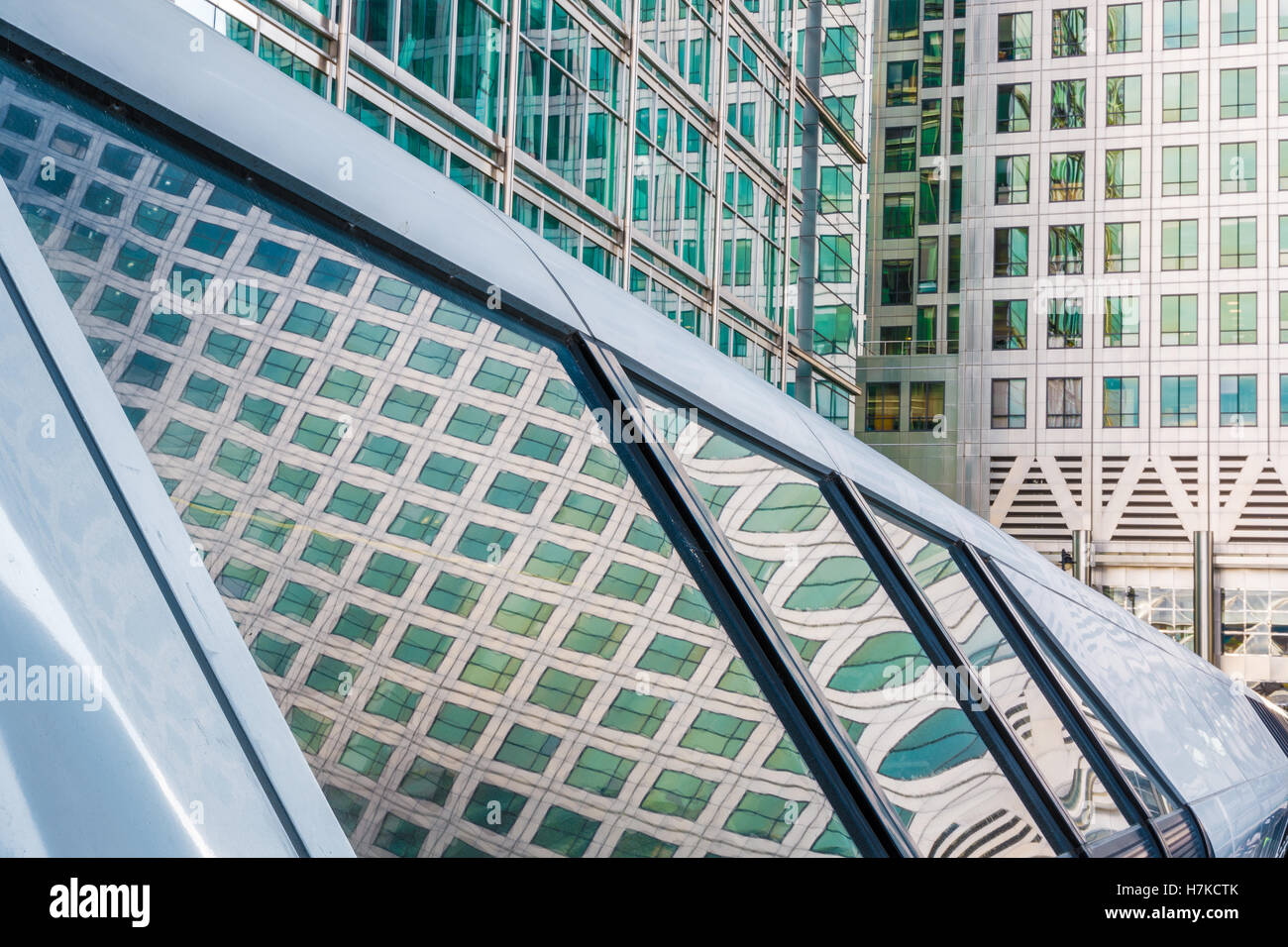 Adams Place Bridge between One Canada Square and Crossrail Place in ...
