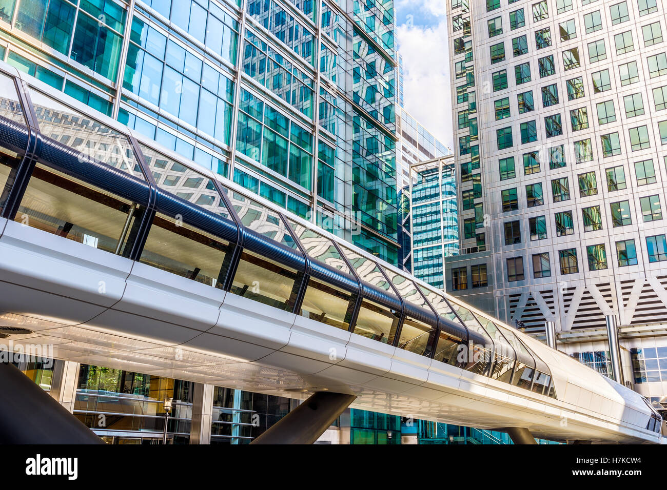 Adams Place Bridge between One Canada Square and Crossrail Place in ...