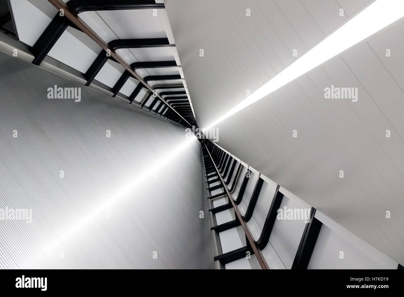 Adams Place Bridge between One Canada Square and Crossrail Place in ...