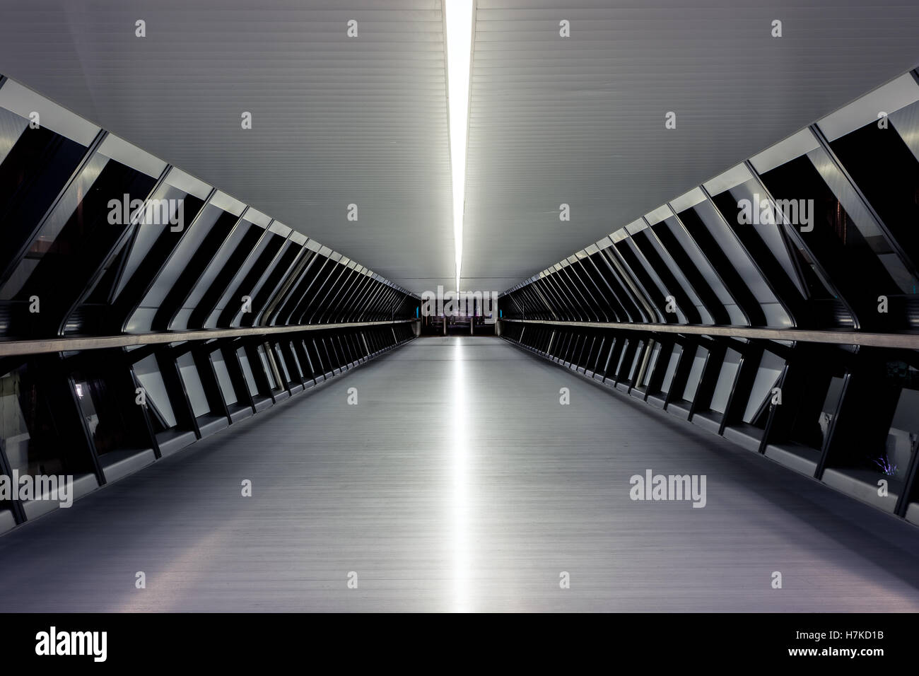 Adams Place Bridge between One Canada Square and Crossrail Place in ...