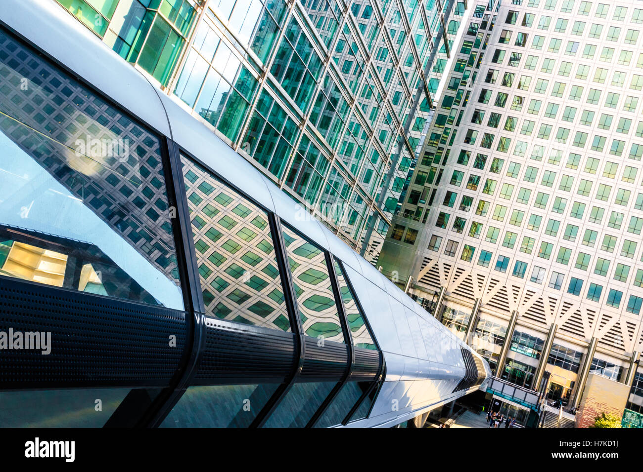 Adams Place Bridge between One Canada Square and Crossrail Place in ...