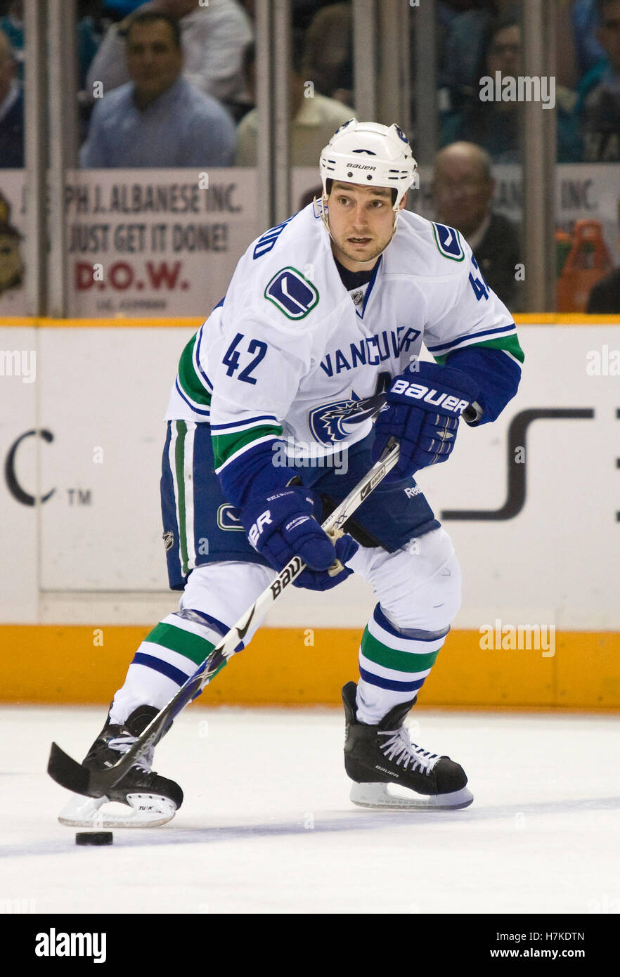 Vancouver canucks center kyle wellwood hi-res stock photography and ...