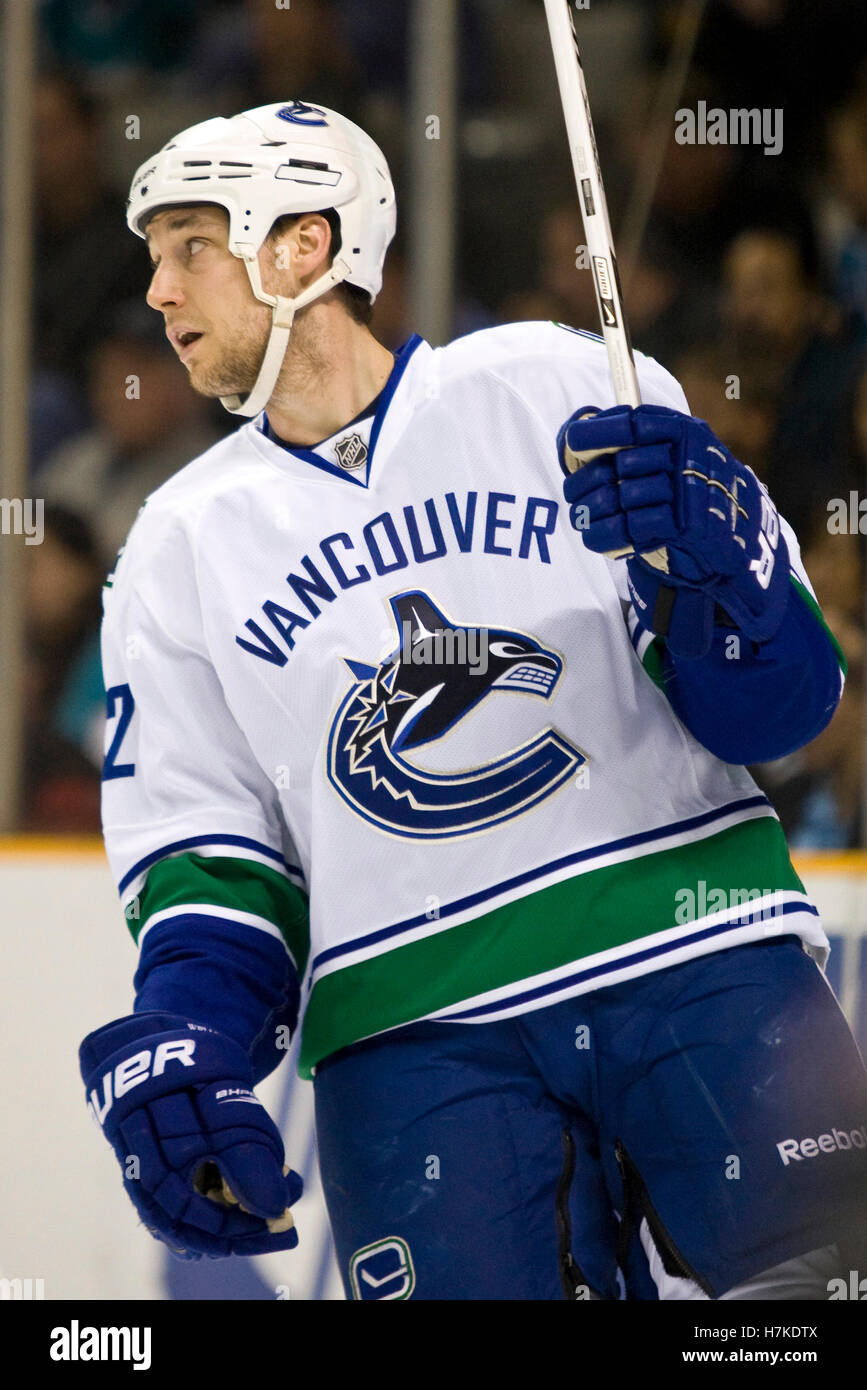 Vancouver canucks center kyle wellwood hi-res stock photography and ...