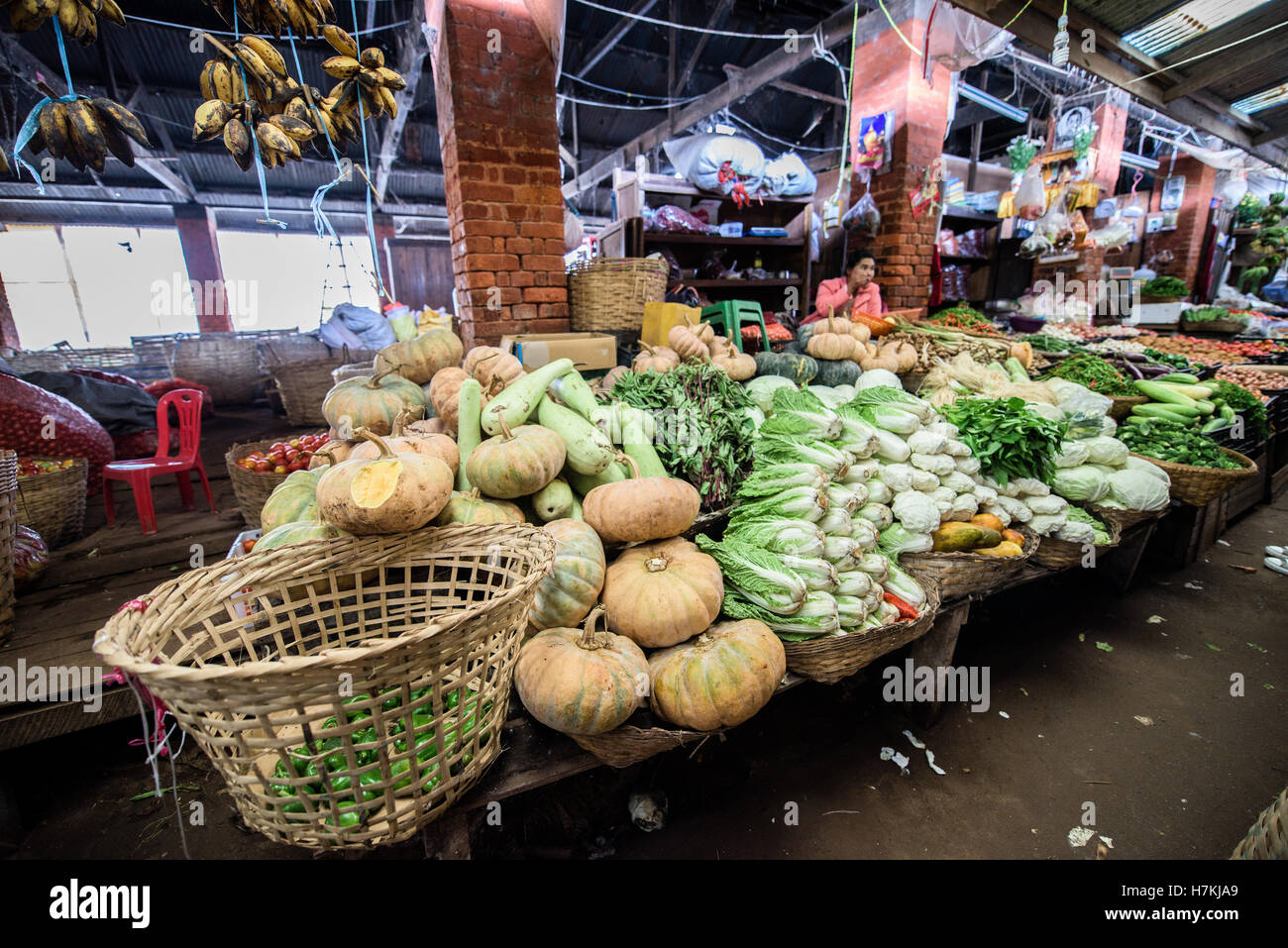 Vegetable and fish street market in Asia Stock Photo - Alamy