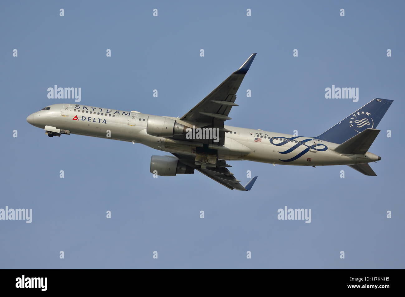 Delta Air Lines Boeing 757-200 N717TW departing from London Heathrow ...