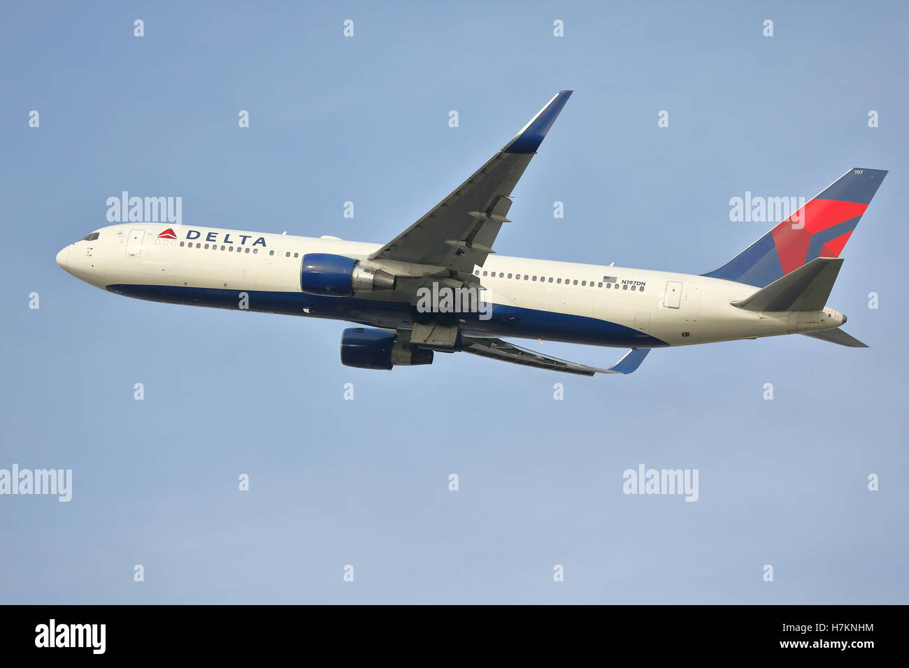 Delta boeing 767 departing hi-res stock photography and images - Alamy