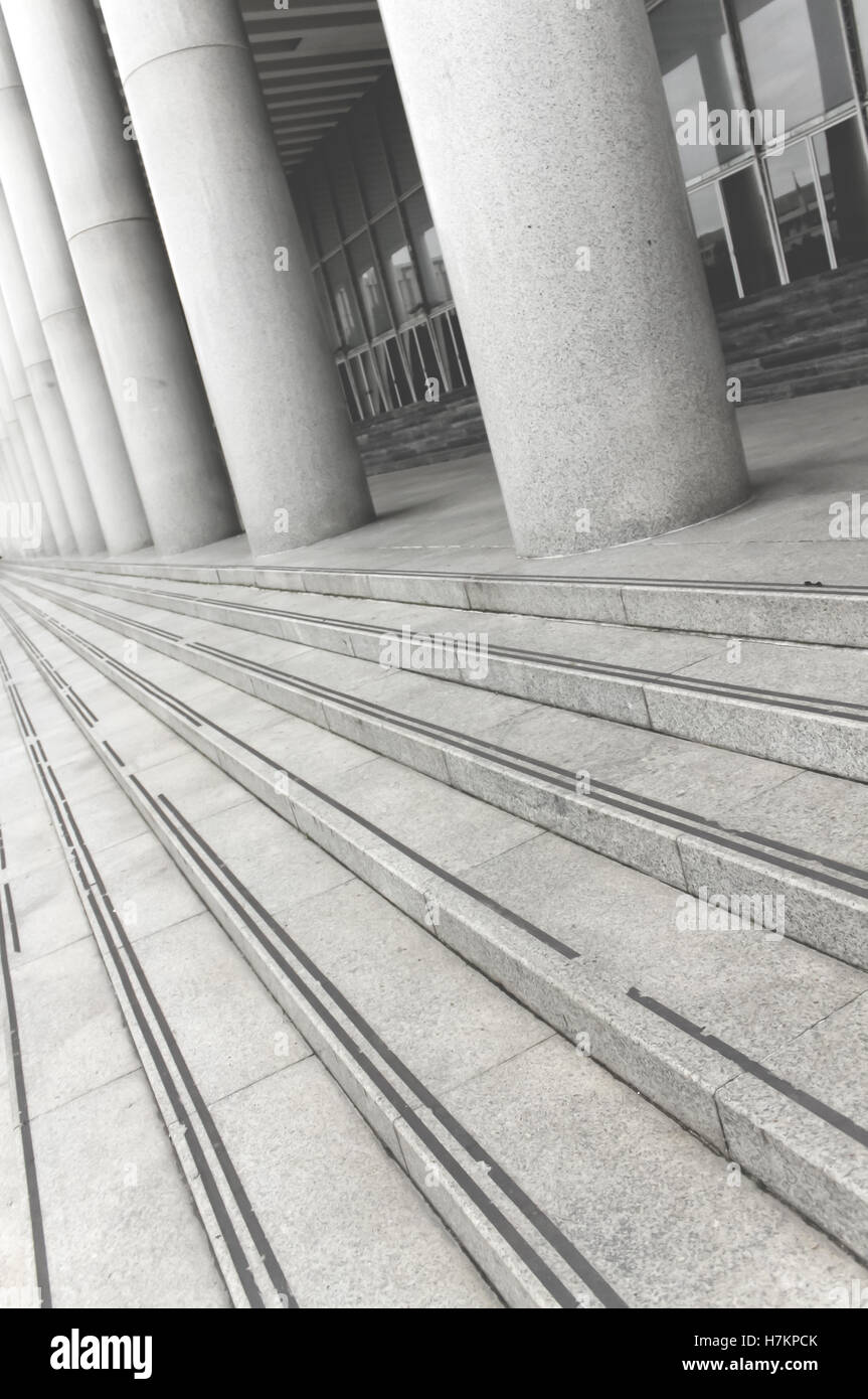 Diagonal columns building hi-res stock photography and images - Alamy
