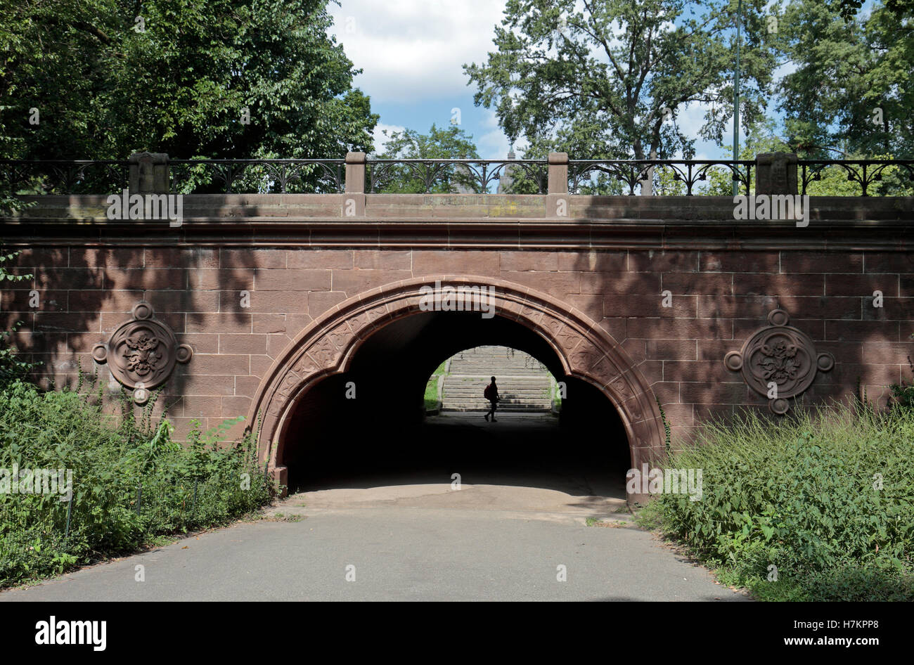 Trefoil arch hi-res stock photography and images - Alamy