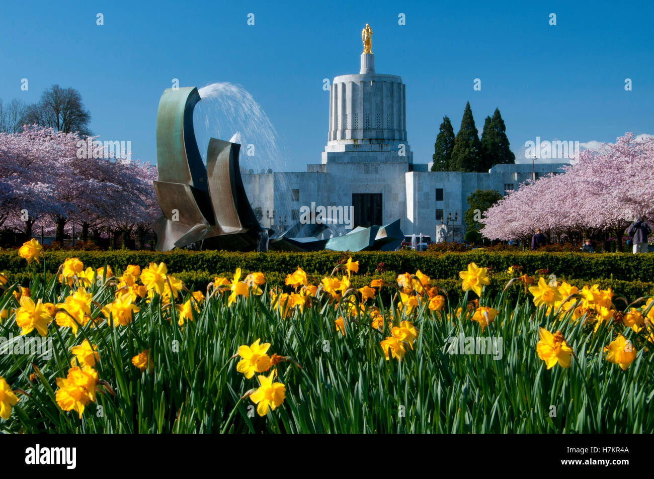 Oregon State Capitol with fountain, State Capitol State Park, Salem ...