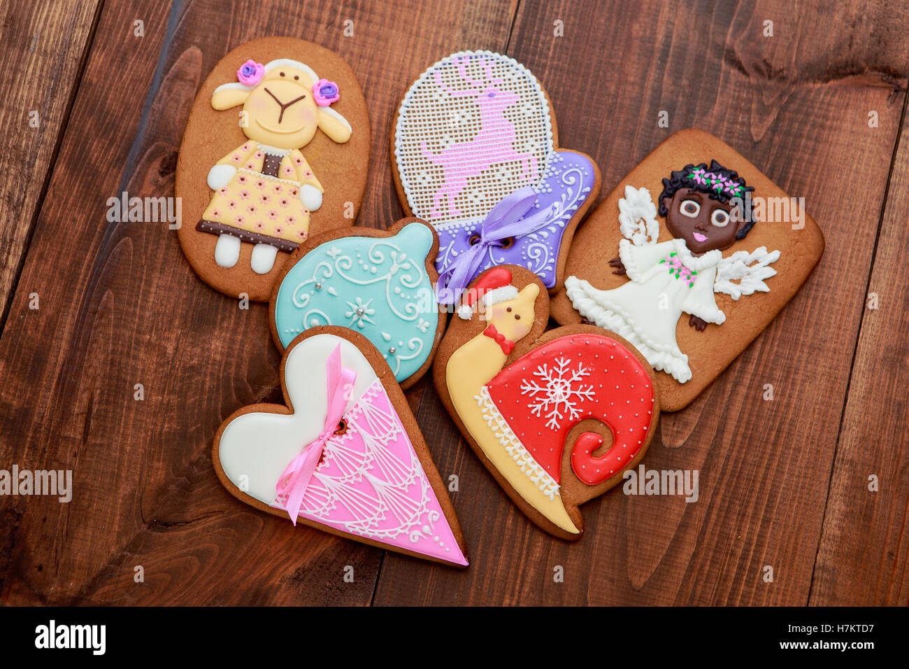 Angel shaped cookies hi-res stock photography and images - Alamy