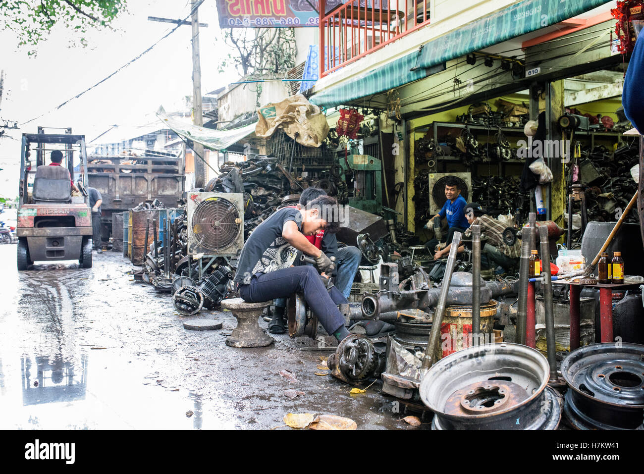 Car workshop in the streets of Bangkok Thailand Stock Photo - Alamy
