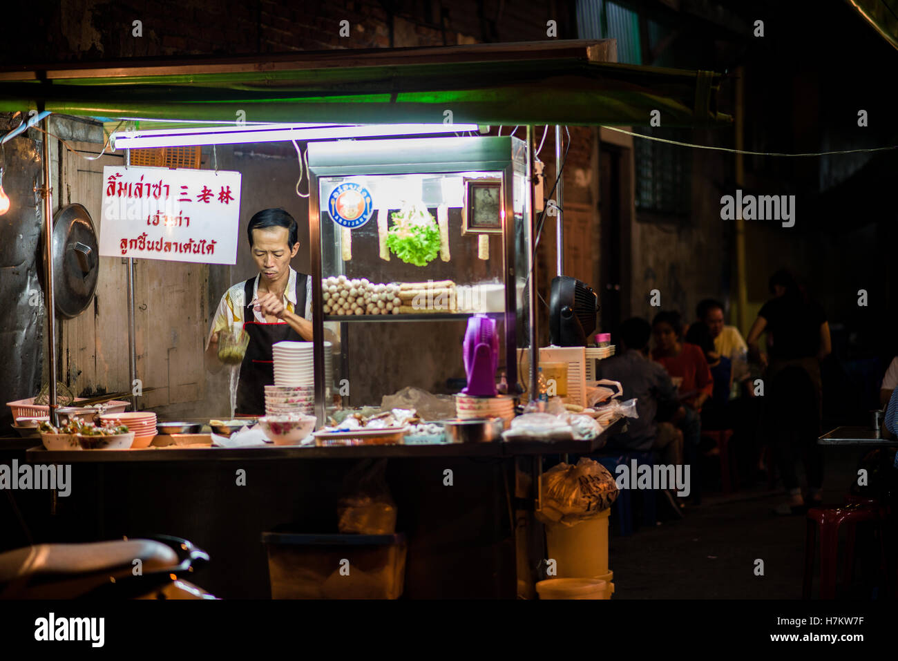 Food stall selling noodles hi-res stock photography and images - Alamy
