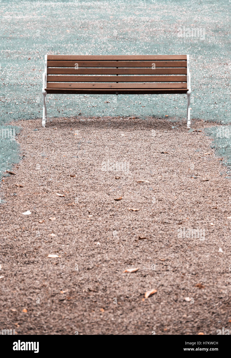Empty wooden park bench. Concept of absence, emptiness and tranquility ...