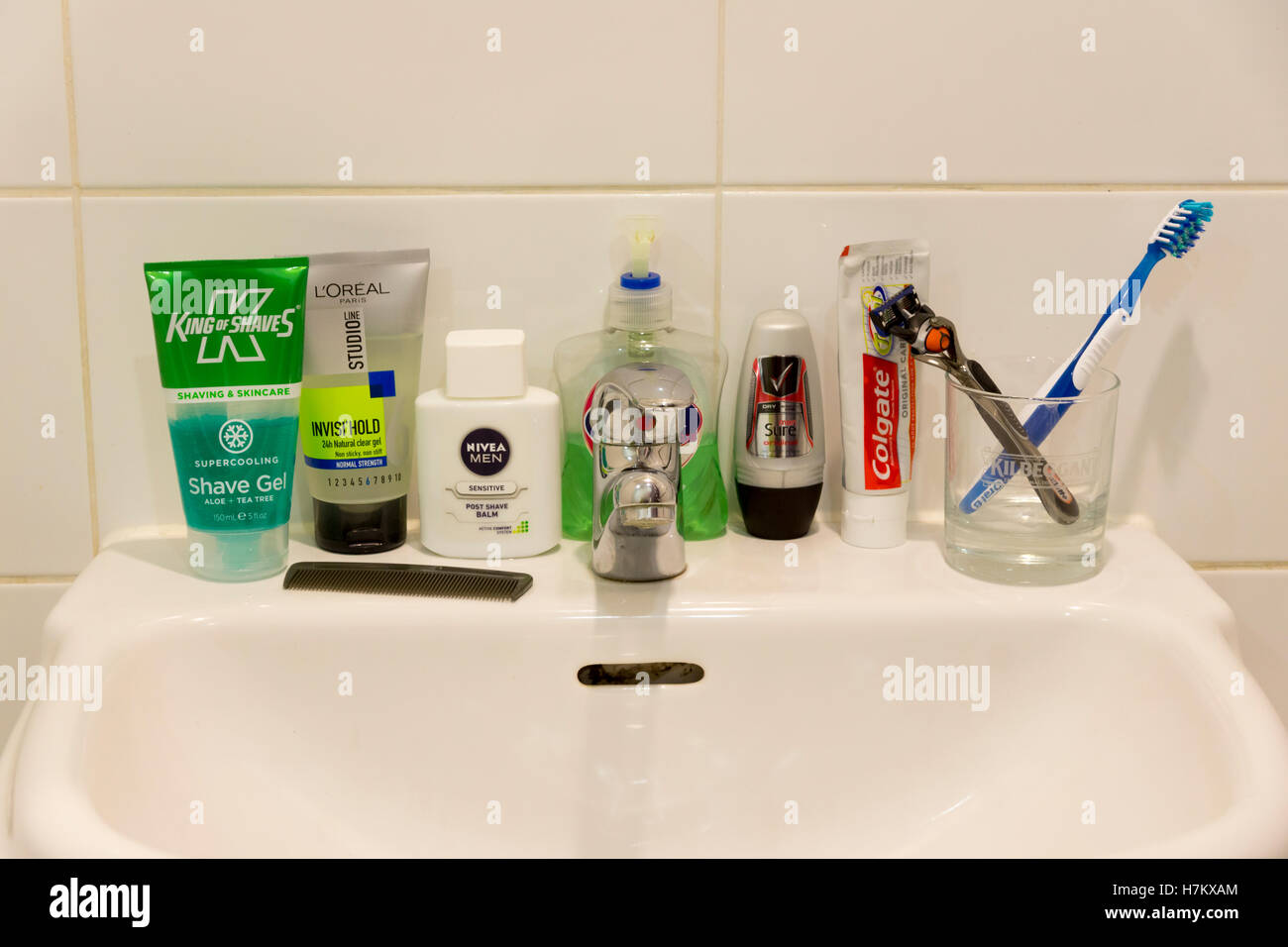 Mens toiletries sink hi-res stock photography and images - Alamy