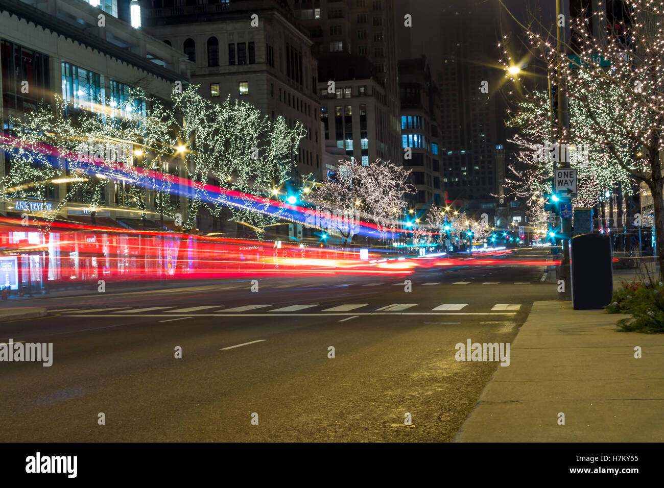 Chicago cityscape with cars hi-res stock photography and images - Alamy