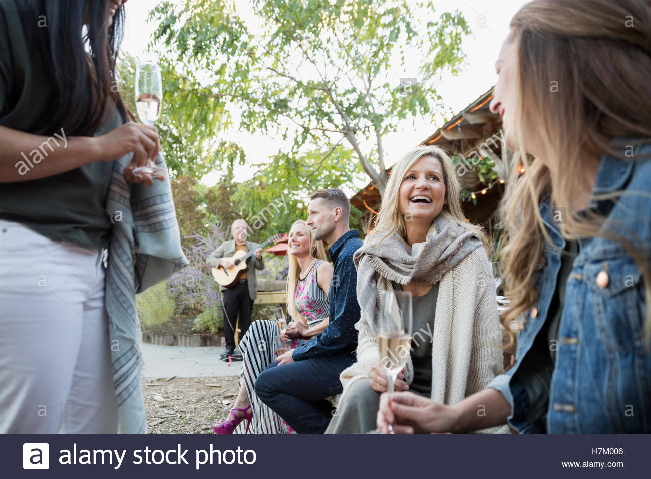 Outdoor drinking party hi-res stock photography and images - Alamy