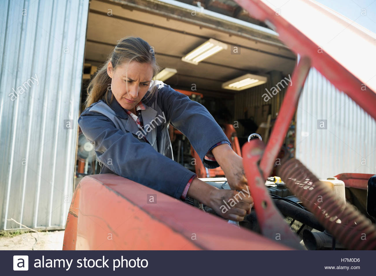 Mechanic under truck hi-res stock photography and images - Alamy