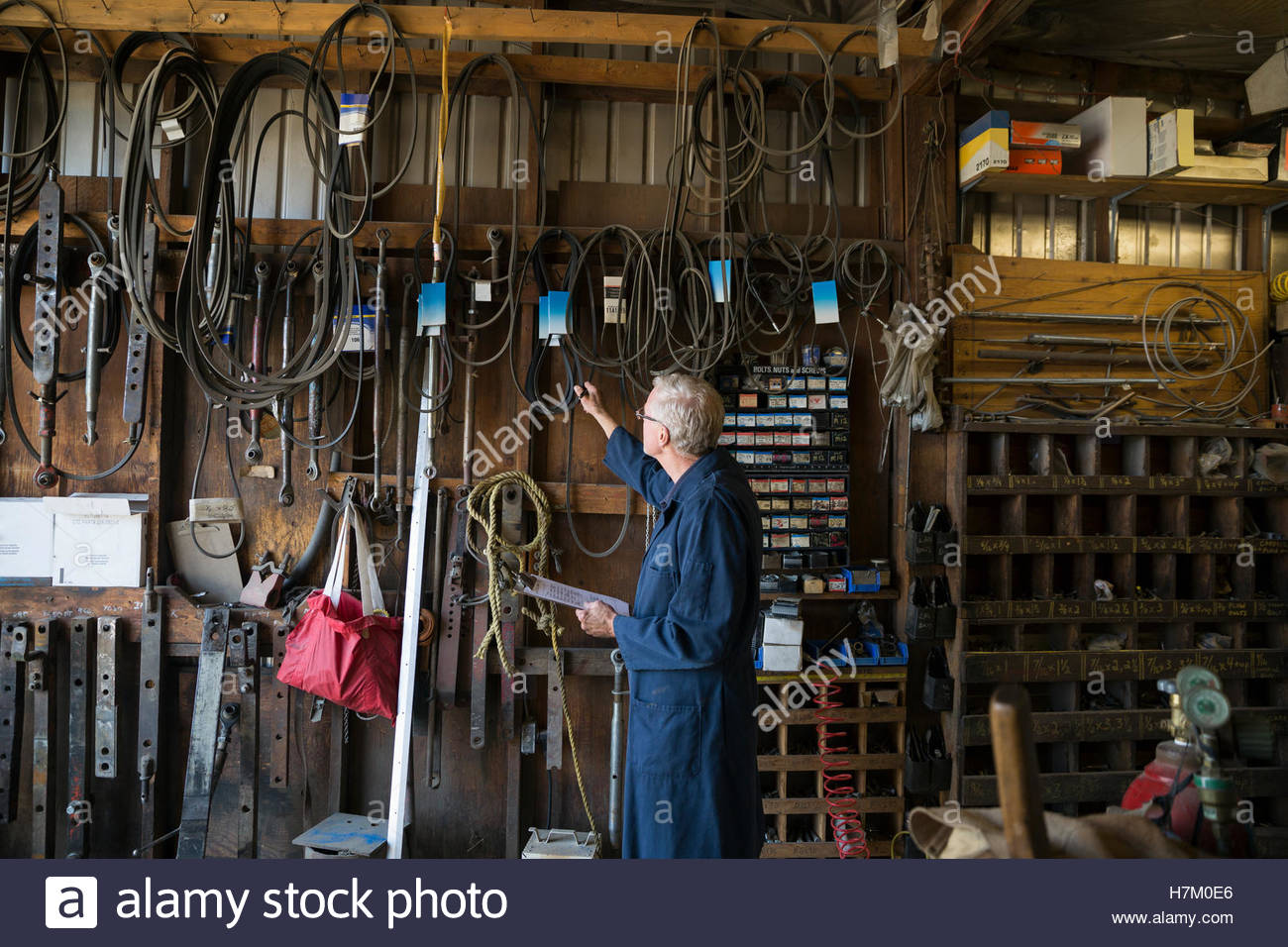 Mechanic checking hi-res stock photography and images - Alamy