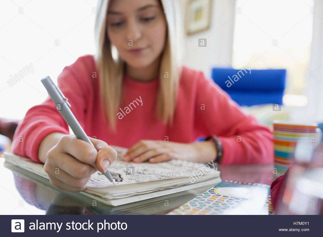 Person drawing at table hi-res stock photography and images - Alamy