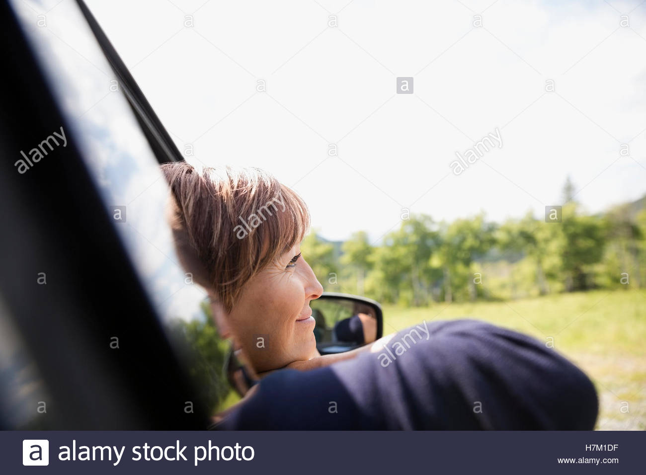 Leaning into car window hi-res stock photography and images - Alamy