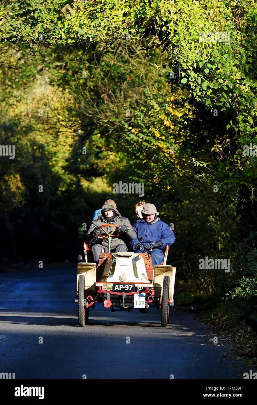 Pycombe Sussex, UK. 6th Nov, 2016. A 1902 Darracq is one of the first ...