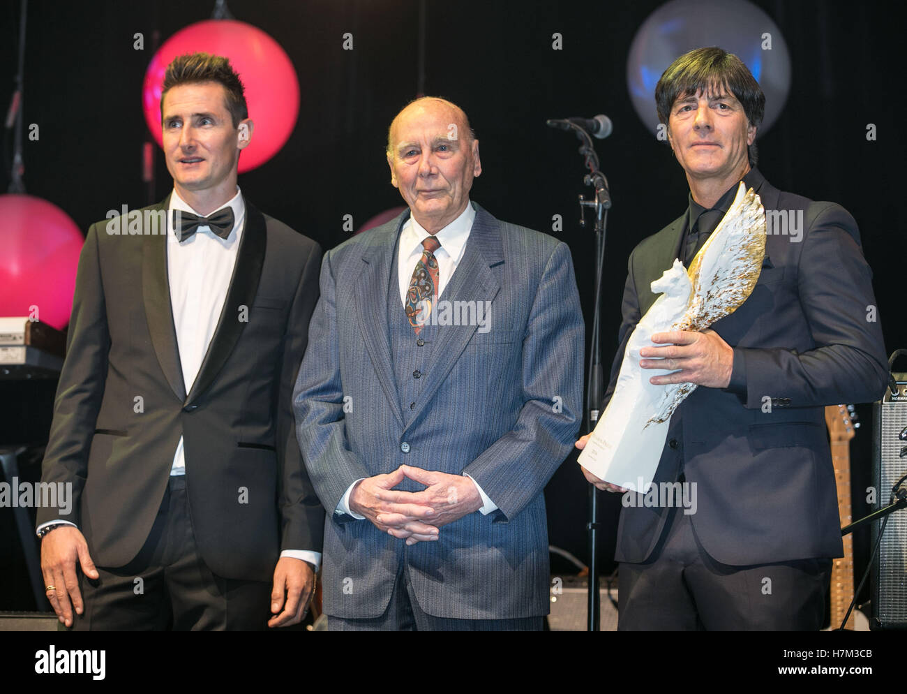 German national soccer coach Joachim Loew (c) receiving the 'Legende ...