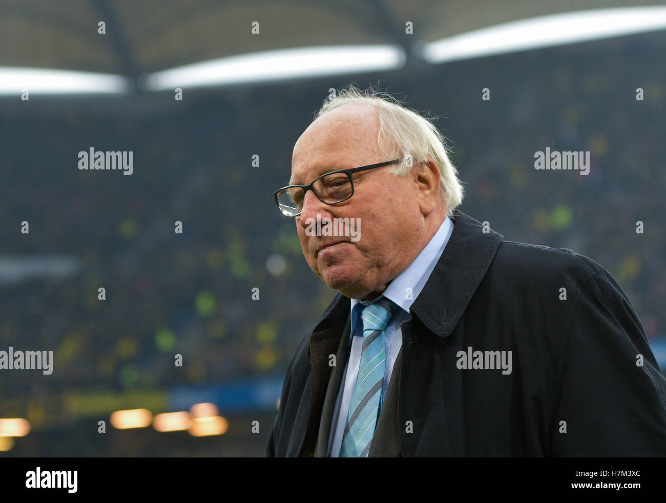Hamburg, Germany. 5th Nov, 2016. Soccer legend Uwe Seeler entering the ...
