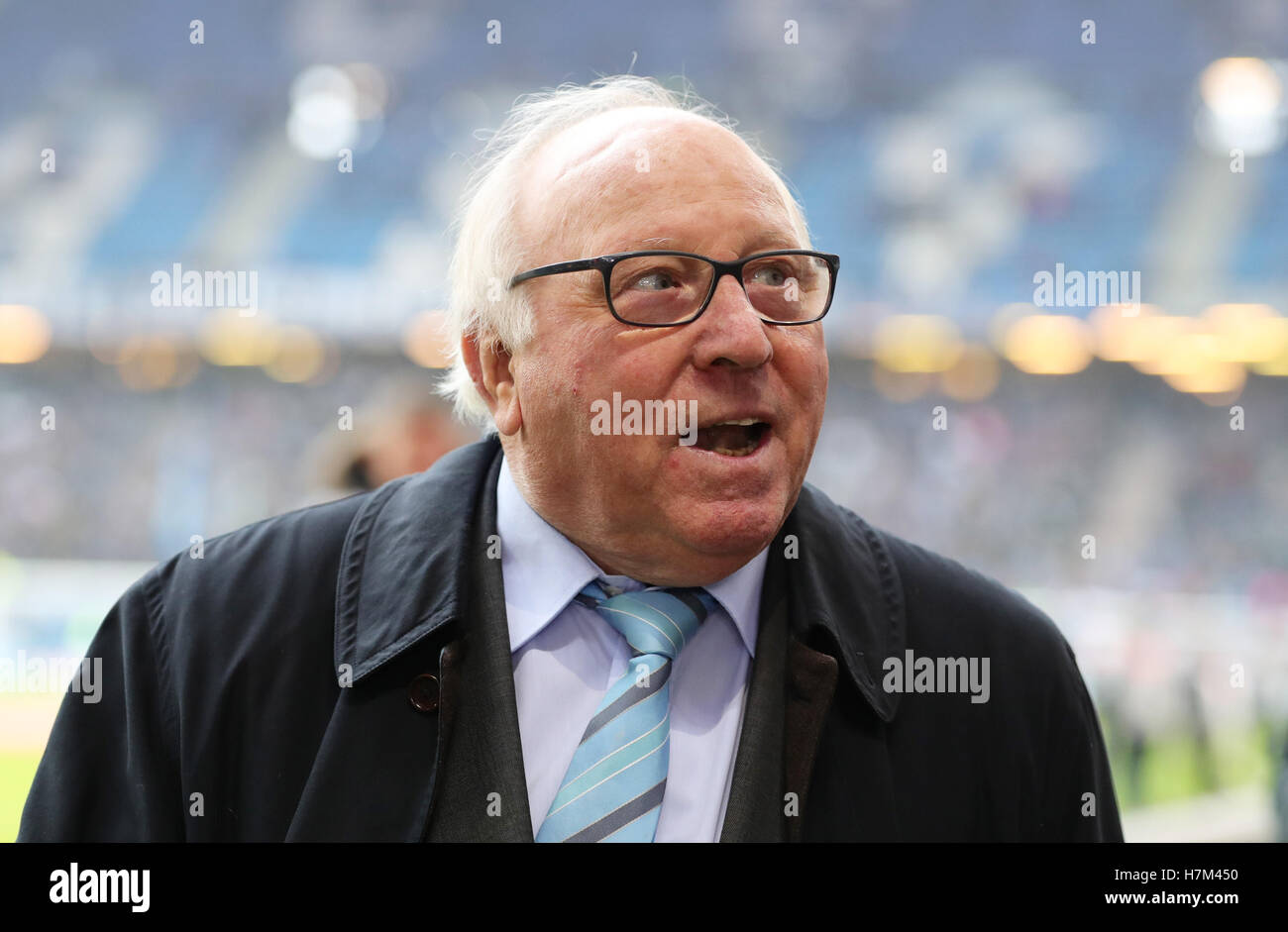 Hamburg, Germany. 5th Nov, 2016. Soccer legend Uwe Seeler entering the ...