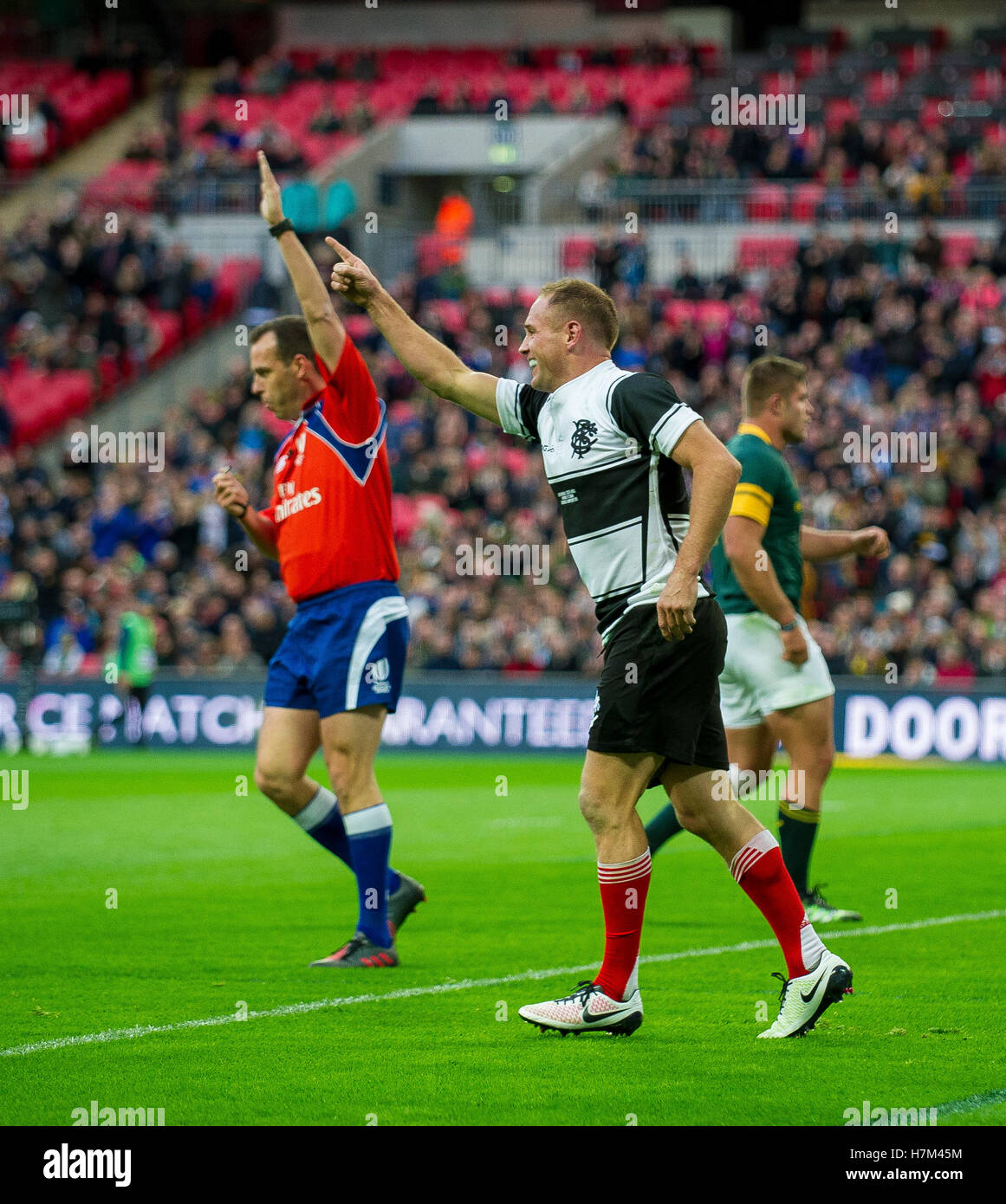 London, UK. 5th Nov, 2016. Andy Ellis of the Barbarians celebrates ...