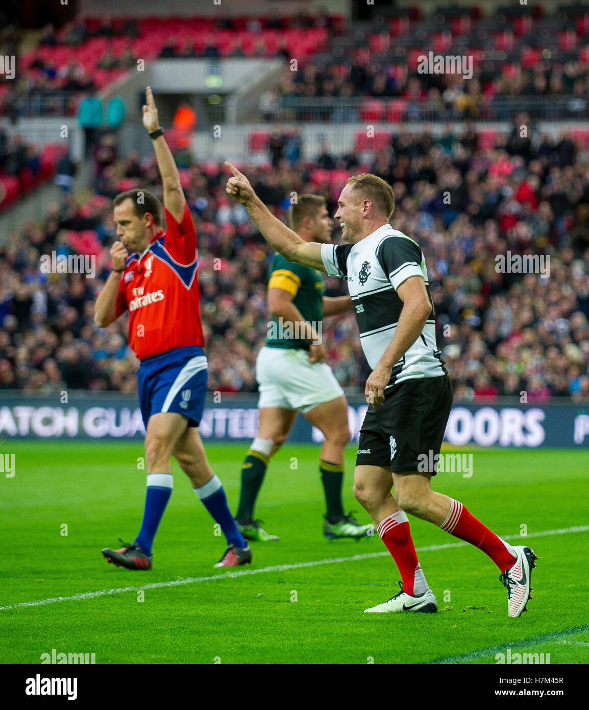London, UK. 5th Nov, 2016. Andy Ellis of the Barbarians celebrates ...