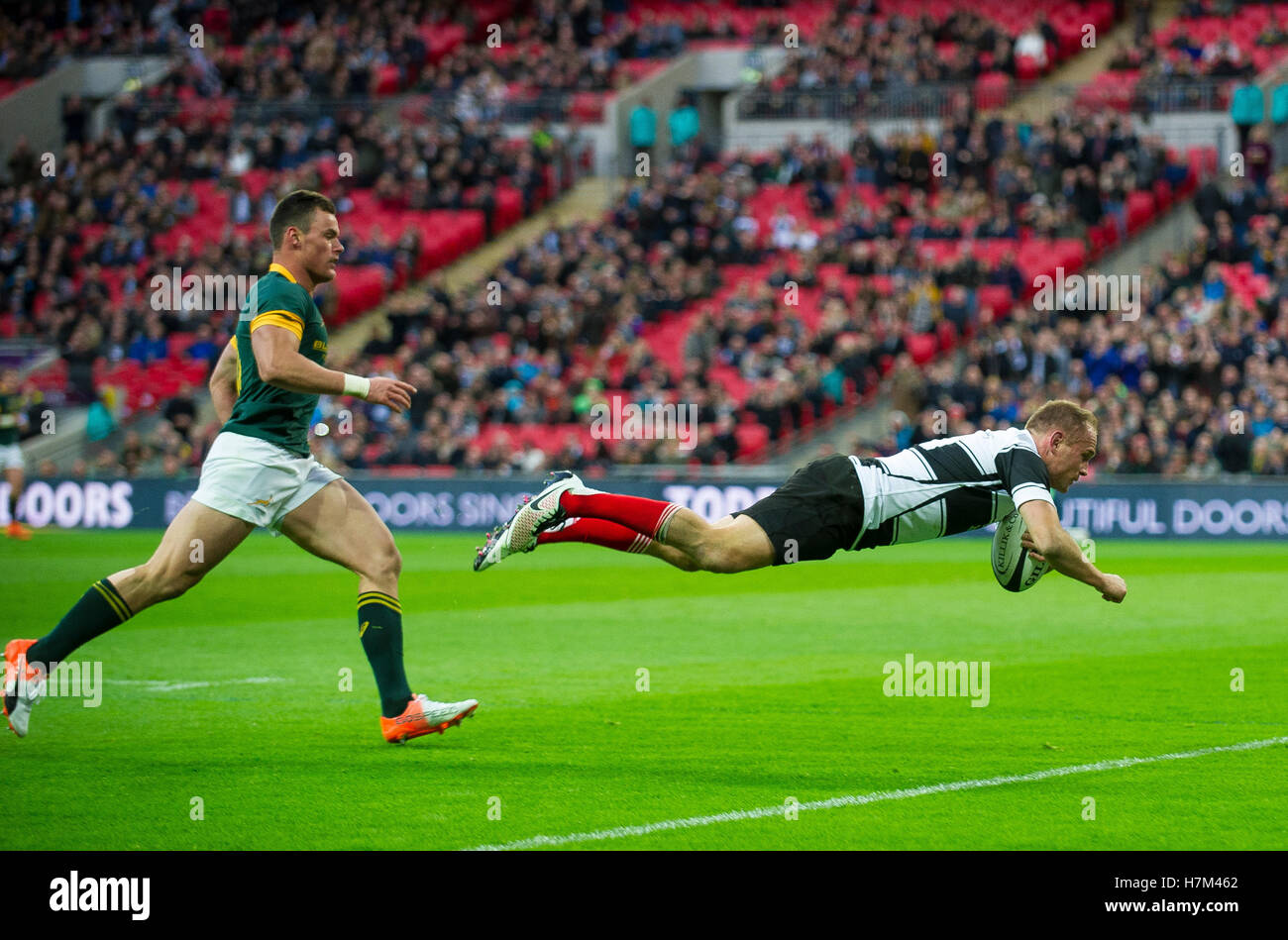 London, UK. 5th Nov, 2016. Andy Ellis of the Barbarians scores his ...