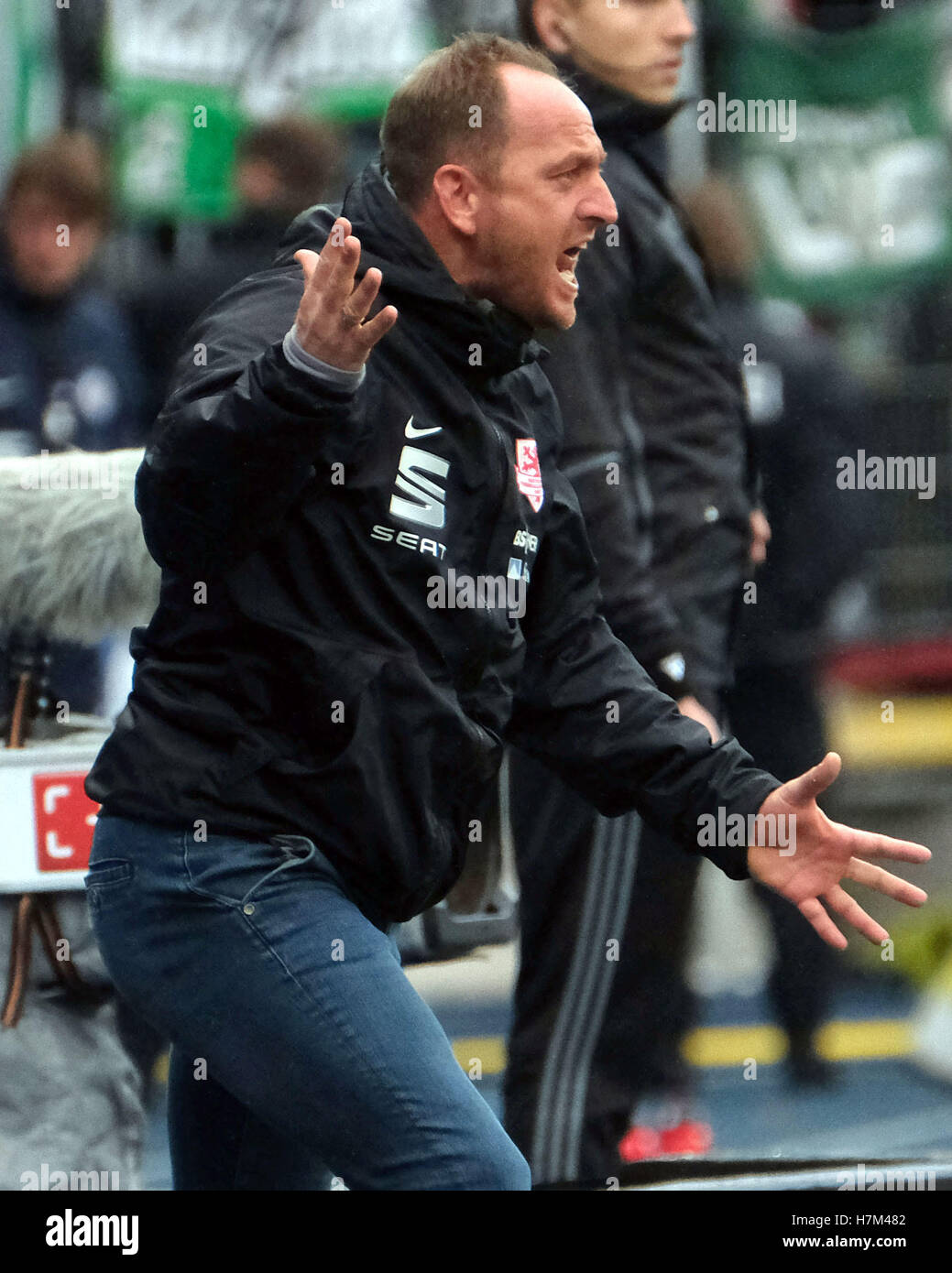 Braunschweig, Germany. 6th Nov, 2016. Braunschweig's coach Torsten ...