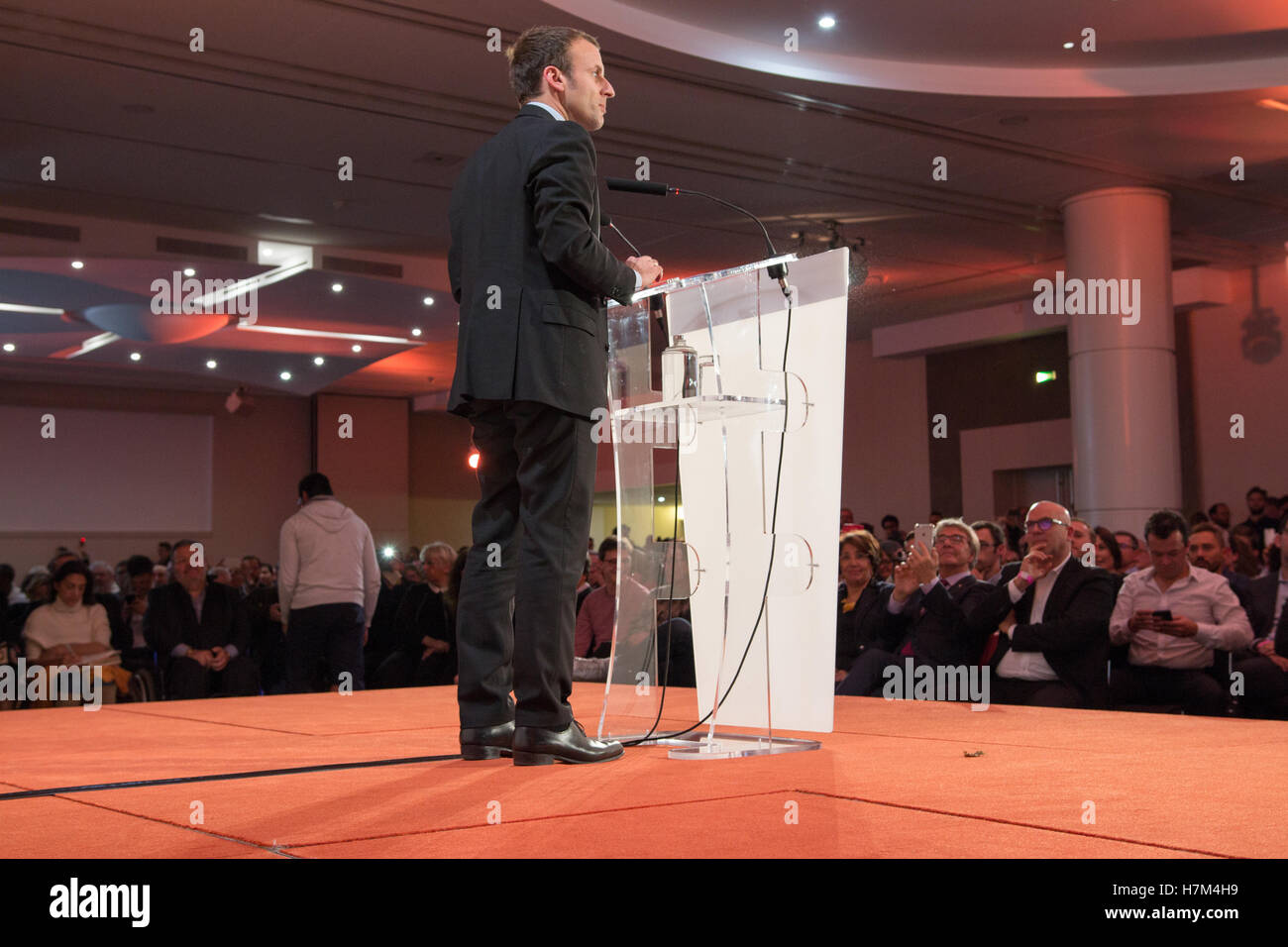 Paris, France. 5th Nov, 2016. Emmanuel Macron delivers a speech to the ...