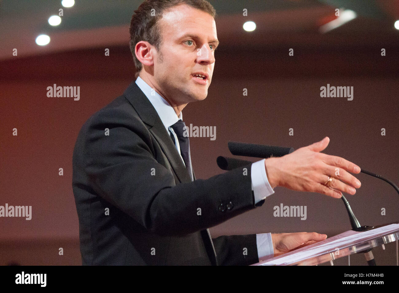 Paris, France. 5th Nov, 2016. Emmanuel Macron delivers a speech to the ...