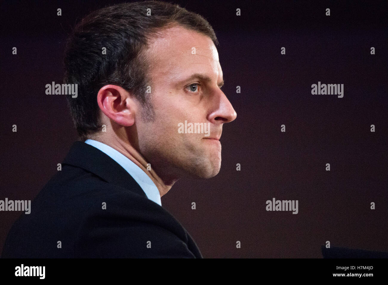Paris, France. 5th Nov, 2016. Emmanuel Macron delivers a speech to the ...