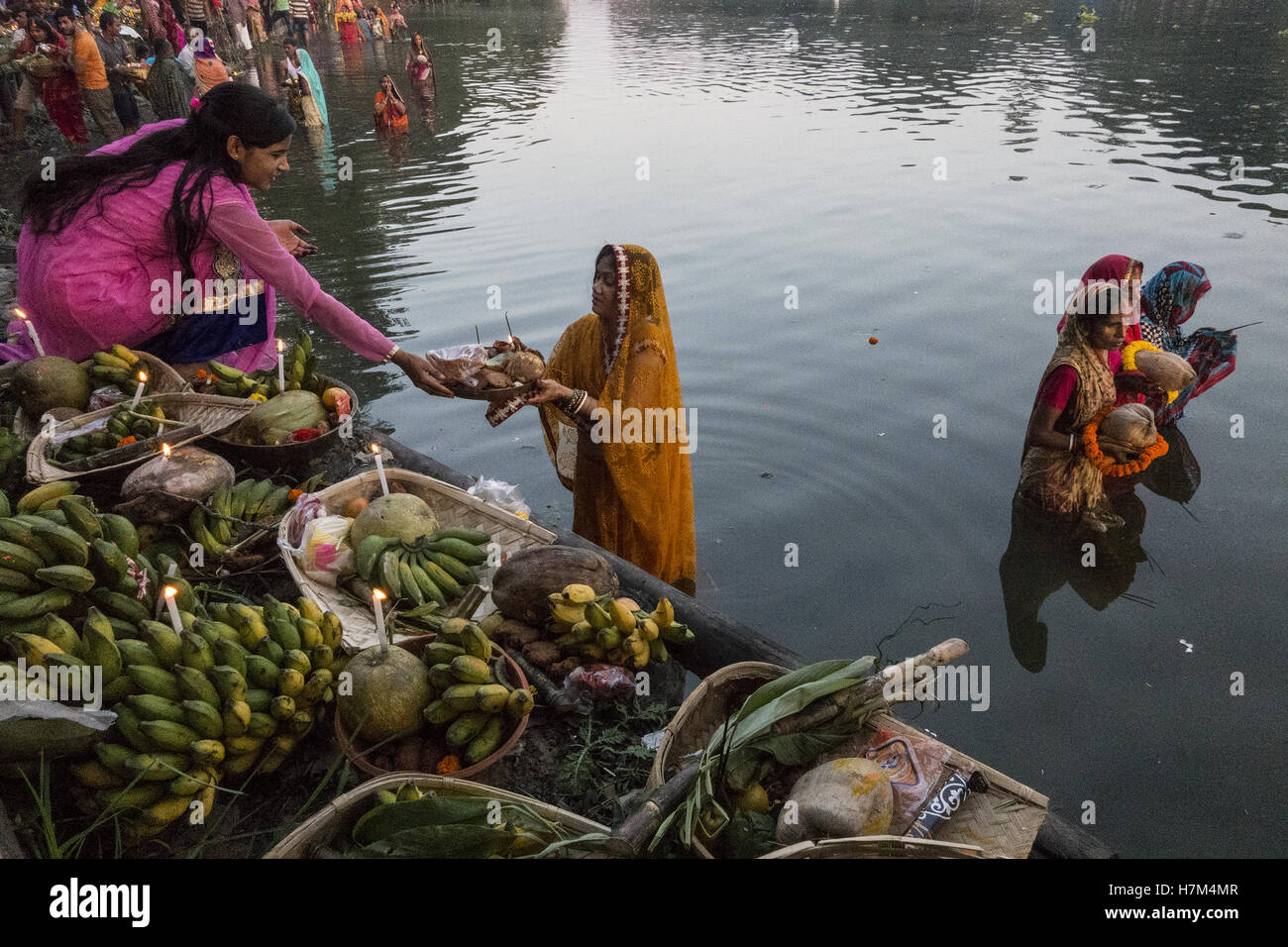 Kolkata, Indian state West Bengal. 6th Nov, 2016. Indian Hindu devotees ...