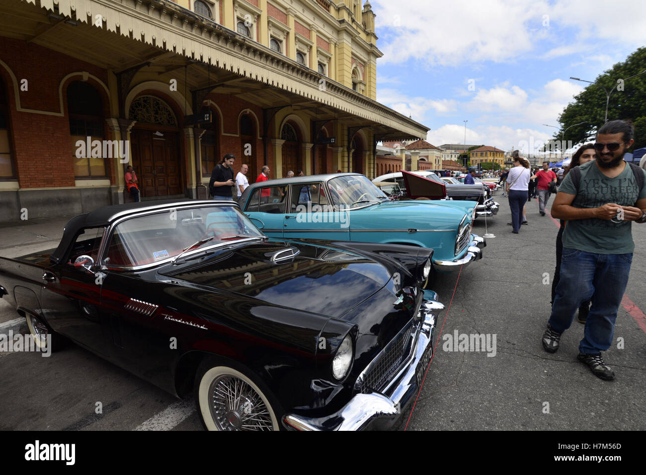 Sao Paulo, Brazil. 6th Nov, 2016. Hundreds of people visit the classic ...