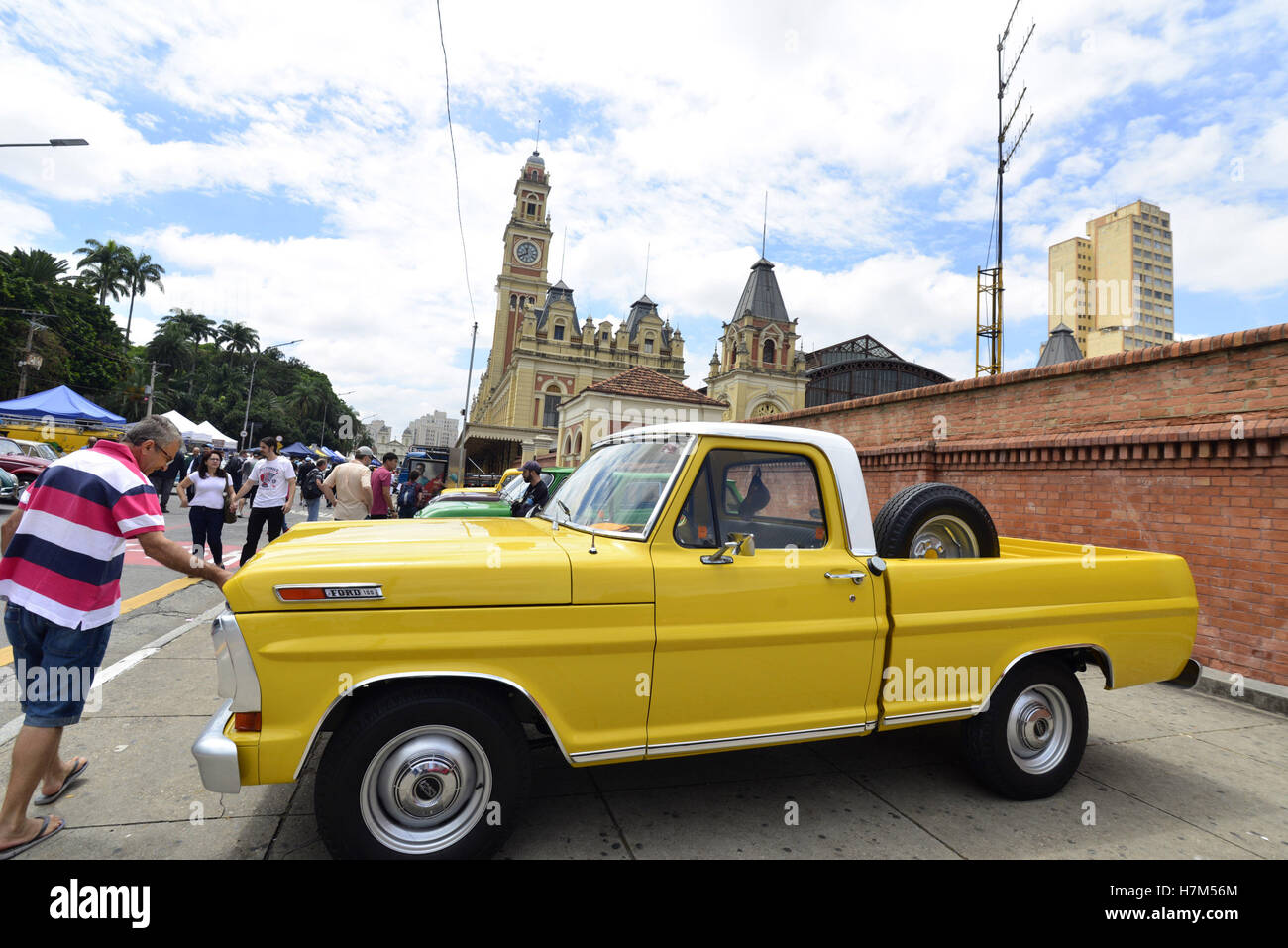 Sao Paulo, Brazil. 6th Nov, 2016. Hundreds of people visit the classic ...