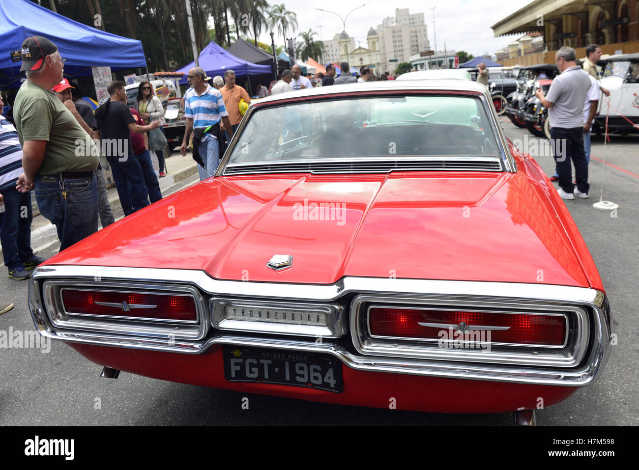 Sao Paulo, Brazil. 6th Nov, 2016. Hundreds of people visit the classic ...